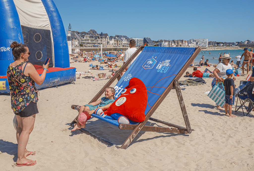Giant Wooden Deckchair – Natural Display USA